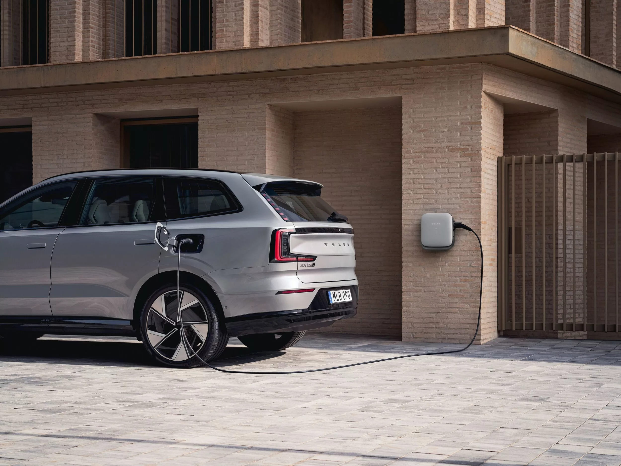 Volvo EX90 відкликають через ризик падіння дверей багажнику ⚡️ Свіжі ...