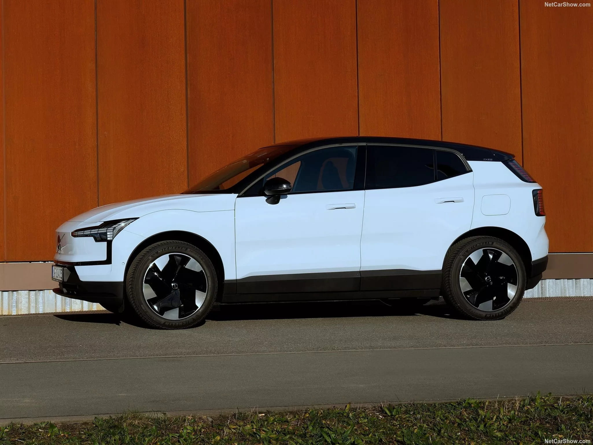 Volvo відкликає понад 40 тисяч електромобілів через ризик займання ...